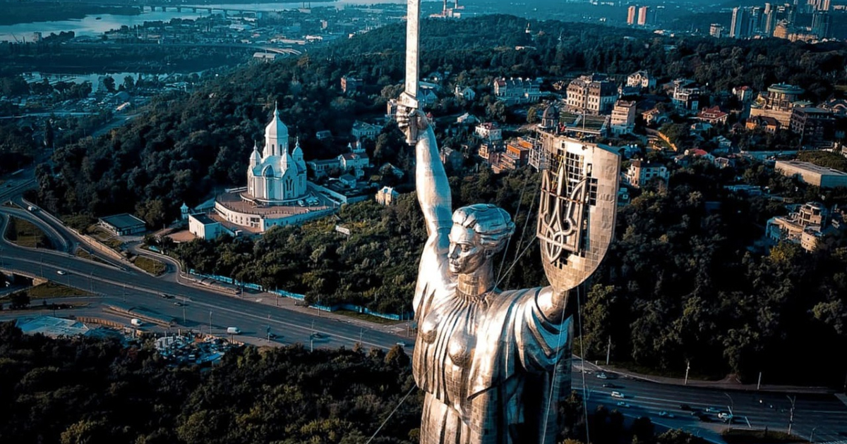 У Києві на Батьківщині матері встановили тризуб Журнал великого міста