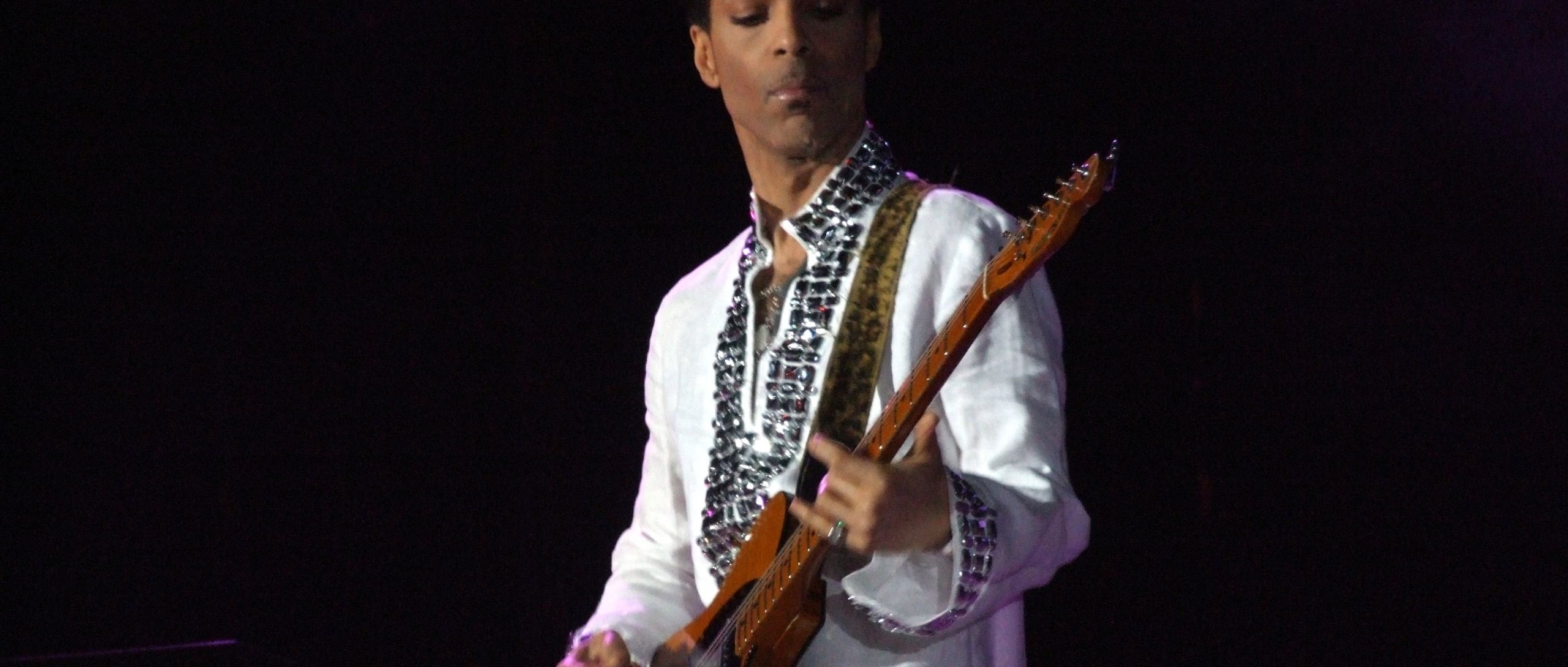 Невиданий трек Prince With This Tear вийшов до річниці смерті | БЖ ...